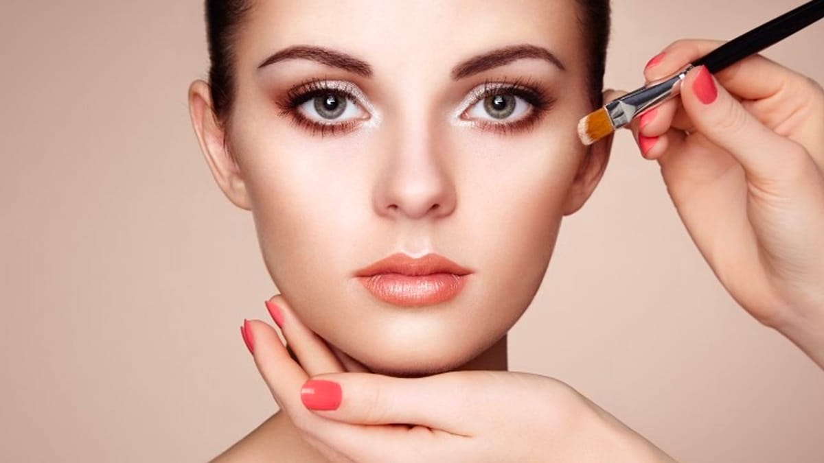 Pourquoi les femmes se maquillent-elles